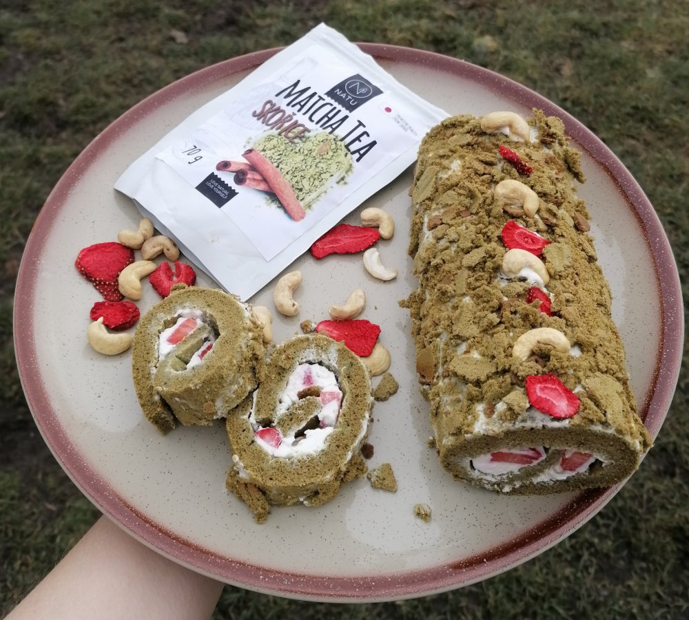 Matcha roláda s jahodami a kešu ořechy | Natu.cz